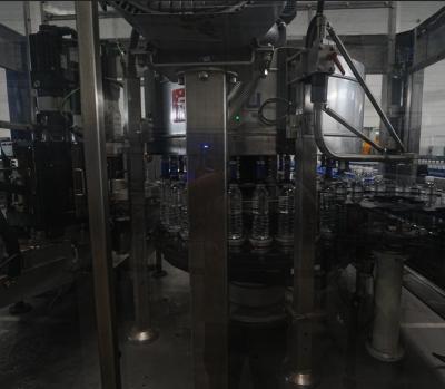 Cina Etichettatrice per bottiglie con sistema hot melt Soluzione di etichettatura di precisione ad alta velocità in vendita