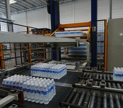 China PLC  Control High-Speed Palletizer For 42,000 BPH Bottled Water Production Line for sale