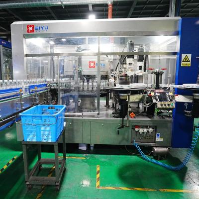 China Máquina de etiquetado de pegamento lineal de fusión en caliente para botellas de PET de 500 ml en venta