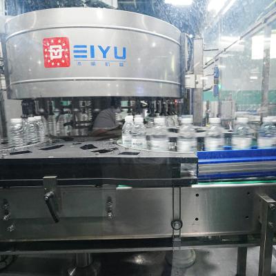 Cina 5.5kw Modulare autoadesivo caldo di fusione della colla di etichettatura macchina 48000bottiglie/ora in vendita