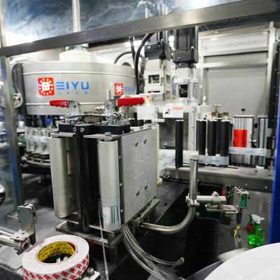 Cina 5.5kw Modulare autoadesivo caldo di fusione della colla di etichettatura macchina 48000bottiglie/ora in vendita