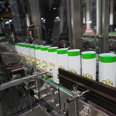 China Se está probando en el taller la línea de producción de bebidas de quinta generación de aplicación de manga de contracción totalmente automática personalizada para 30000BPH en venta