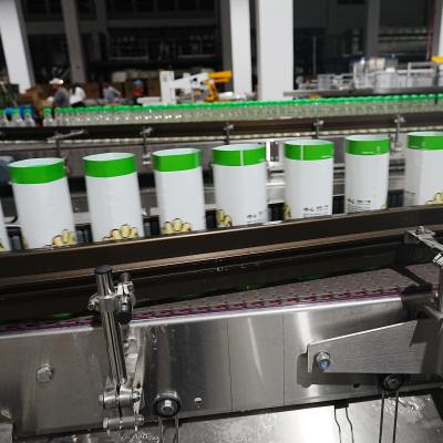 China Se está probando en el taller la línea de producción de bebidas de quinta generación de aplicación de manga de contracción totalmente automática personalizada para 30000BPH en venta