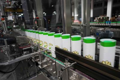 Cina Macchina di etichettatura a manica completamente automatica ad alta velocità per la linea di produzione di bevande di succo d'arancia in vendita