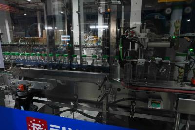 Cina Macchina di etichettatura a manica completamente automatica ad alta velocità per la linea di produzione di bevande di succo d'arancia in vendita