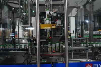 Cina Macchina di etichettatura a manica completamente automatica ad alta velocità per la linea di produzione di bevande di succo d'arancia in vendita