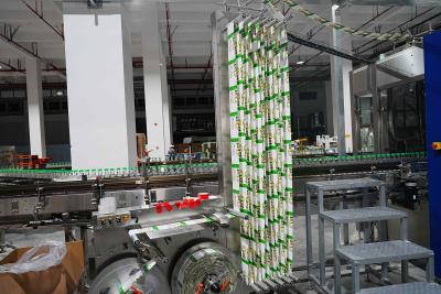 Cina Macchina di etichettatura a manica completamente automatica ad alta velocità per la linea di produzione di bevande di succo d'arancia in vendita