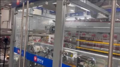 China Automatische PE-krimpkouswikkelaar met 1060 mm transportbandhoogte en frequentie-omzettingssnelheidsregeling voor efficiënt verpakken Te koop