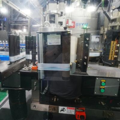 China 26000bph OPP Hot Melt Labeling Machine for Square Flat Bottles Self Adhesive Labelling Machine for sale