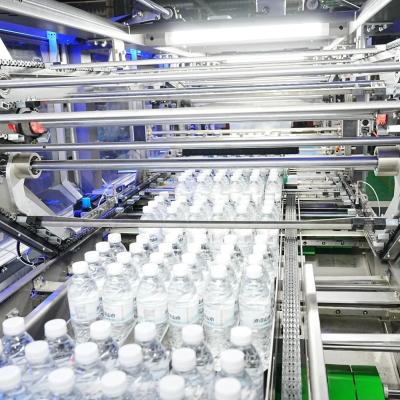 Cina Macchina di imballaggio automatico a pellicola in PE con capacità da 12.000 a 48.000 bottiglie/ora e design aperto su entrambe le estremità in vendita