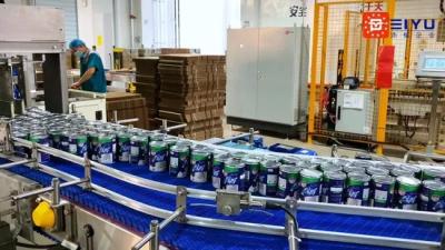 China Langsamläufer-Wrap-Around-Kistenpacker für die Abfülllinie von Wasserflaschen mit einer Kapazität von 20-100 Packungen/Minute und einer Behältergröße von 100g-3kg zu verkaufen