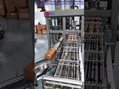 04-10 Αμερικανοί πελάτες παγωτού παρακολουθούν το βίντεο της μηχανής συσκευασίας που λειτουργεί στην εγκατάσταση