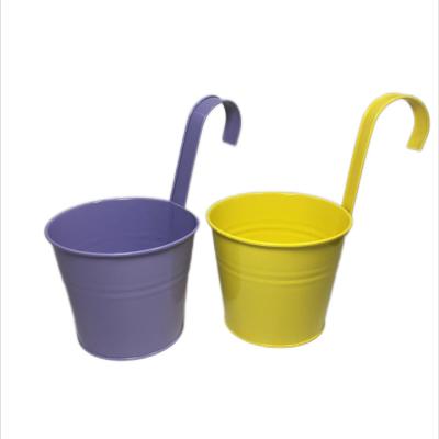 China Metal Flower Pots with Detachable Hook and Drainage Hole Colorful Hanging Planters for sale