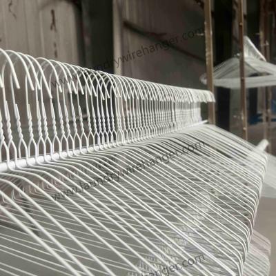 Cina 18inch Notched Dry Cleaner Hanger For Dry Cleaning Shop in vendita