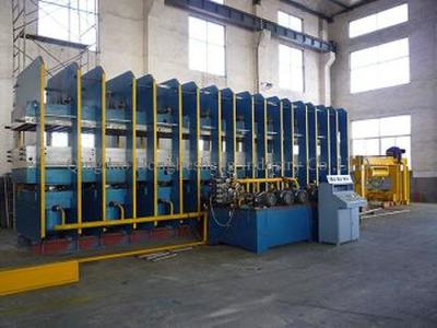 China Langer Pressegroßer Gummi-LKW-Schritt Vulkanisierungspresse 1200*2700mm 2000*2500mm zu verkaufen