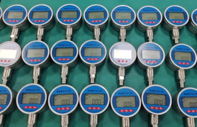High Capacity Lithium Battery Digital Pressure Gauge No External Power Needed Easy-to-Read Results