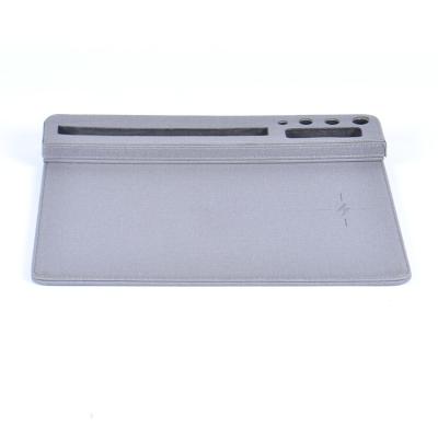 Cina New Design Mouse Pad With 4 In 1 Function Mouse Pad Cellphone Holder Pen Slot Wireless Charger Mouse Mat in vendita