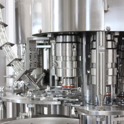 Cina SUS304 controllo PLC acqua minerale macchina di riempimento automatico liquido per bottiglia PET in vendita