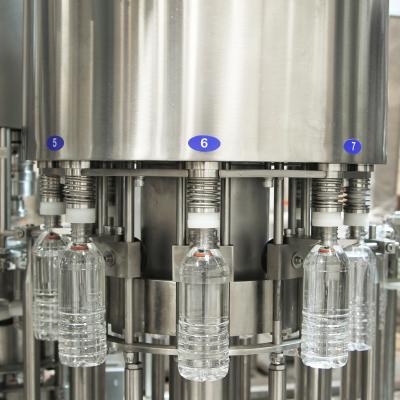 Cina Macchina di riempimento automatico con tappo per bottiglie di PET liquido con competitivo in vendita