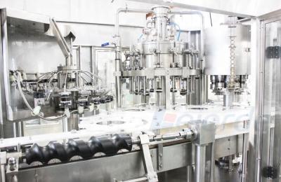 Cina Facile da usare Macchina automatica di riempimento di birra per lavare le bottiglie in vendita