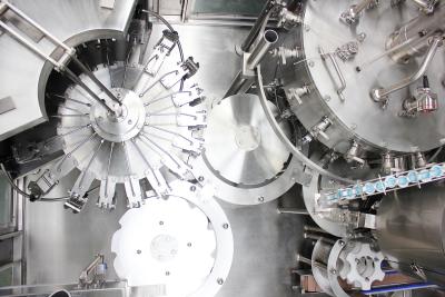 China Máquina de enchimento de bebidas carbonatadas de 100 ml a 500 ml Máquina de enchimento de bebidas refrigeradas de 110-380v à venda