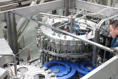 Cina Macchina di riempimento di bevande carbonate controllata PLC 304 in acciaio inossidabile in vendita
