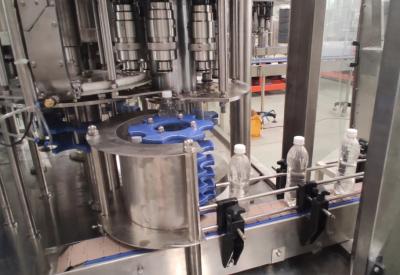 Cina Macchina di riempimento di acqua minerale per bevande 3 in 1 per impianti di produzione in vendita