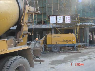 중국 견고한 HBT6013.90S 콘크리트 트레일러 펌프 전기 모터 70m3/H 출력 판매용