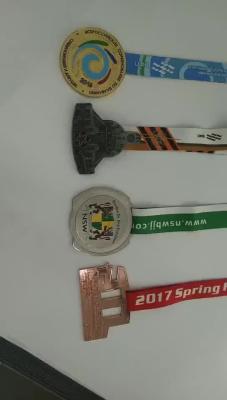 China Medalhas feitas sob encomenda vazias militares da graduação com cor livre do ouro das fitas do projeto à venda
