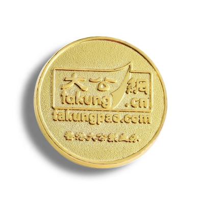 Cina Il Pin di metallo di forma rotonda Badges il fondo dorato della sabbia di colore tutti i logo/dimensione in vendita