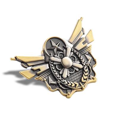 Cina Distintivi durevoli di Pin di metallo dell'oro di forma delle ali per la decorazione Eco amichevole in vendita