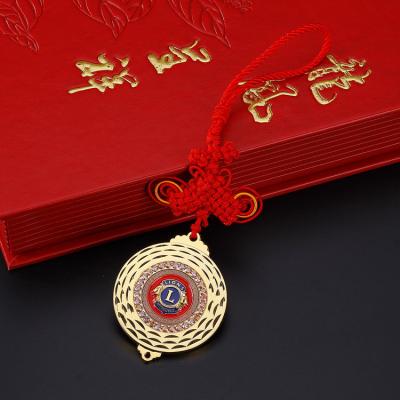 Cina Keychain rotondo del metallo di alta qualità su ordinazione con il nodo cinese rosso classico per il telefono in vendita