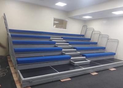 China De Bankplaatsing van Hall Retractable Seating With Upholstered van de schoolsport Te koop
