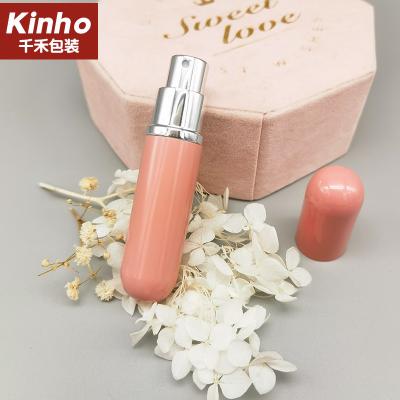 Cina Bottiglie di profumo vuote proiettili portatili in metallo alluminio rotante flacone spray in vetro da 5 ml in vendita