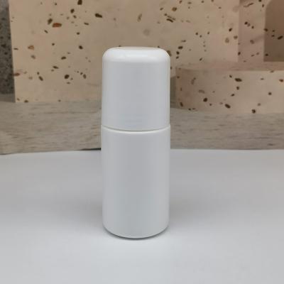 Cina Flat Top Lid 50ml PE Plastic Roll On Bottle For Deodorant Essential Oil in vendita
