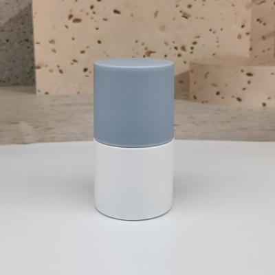 Cina White PP Plastic Deodorant Stick Container 50ml Flat Top Lid Roll On Bottle in vendita