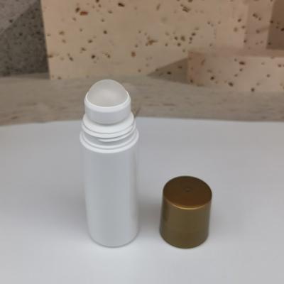 Cina 90ml Essential Oil Roll On Bottle Deodorant PE Plastic Bottle Roller Ball With Flat Top Lid in vendita