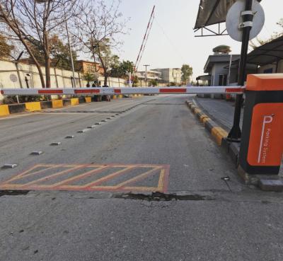 Cina Portone automatico della barriera dell'asta di accesso del veicolo resistente con il lettore di schede del motore di CC in vendita
