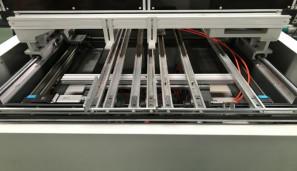 China Automatische visuelle Positionierung Vierseitige Hard Cover Maker Maschine 380V zu verkaufen