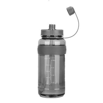 Cina 2L Bottiglia d'acqua di plastica di grande capacità Bottiglia di paglia Finitura lucida in vendita