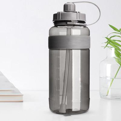 Cina 2L Bottiglia d'acqua di plastica di grande capacità Bottiglia di paglia Finitura lucida in vendita