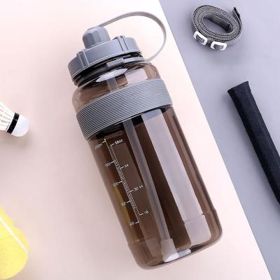 Cina 2L Bottiglia d'acqua di plastica di grande capacità Bottiglia di paglia Finitura lucida in vendita