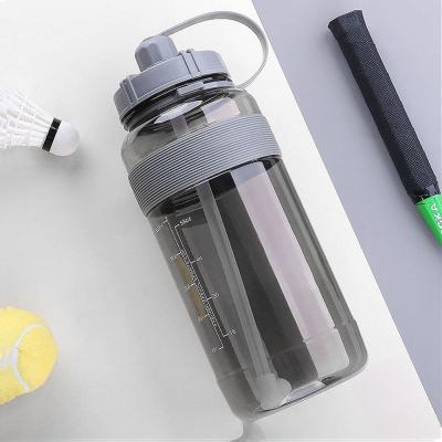 Cina 2L Bottiglia d'acqua di plastica di grande capacità Bottiglia di paglia Finitura lucida in vendita