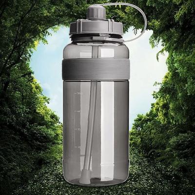 Cina 2L Bottiglia d'acqua di plastica di grande capacità Bottiglia di paglia Finitura lucida in vendita