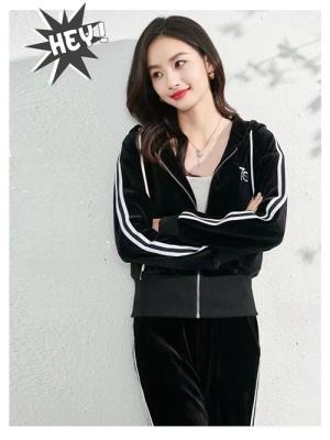 China Spring And Autumn Gold Velvet Suit Female Middle-Aged And Elderly Women's Sportswear Loose And Western Style Two-Piece for sale