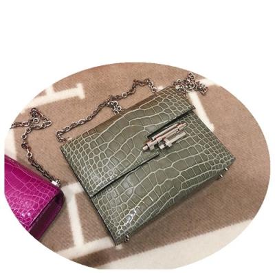 China Chain Latch Bag Crocodile Pattern 2022 New One-Shoulder Messenger Leather Women's Small Square Bag First Layer Cowhide for sale