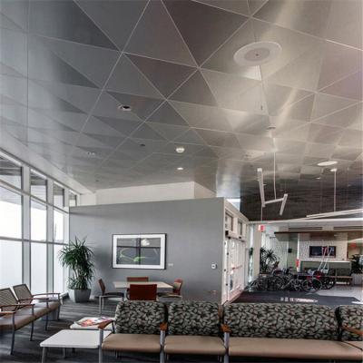 중국 판판한 표면 알루미늄 금속 천장 경사진 가장자리는 안에 트라이앵글 클립을 방수 처리합니다 판매용