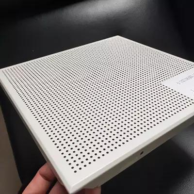 Cina mattonelle di perforazione del soffitto del metallo del piatto di rinforzo di 300x300mm per l'edificio per uffici in vendita