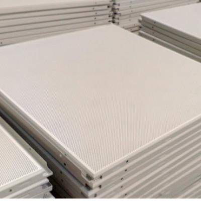 Cina mattonelle di perforazione del soffitto del metallo del piatto di rinforzo di 300x300mm per l'edificio per uffici in vendita