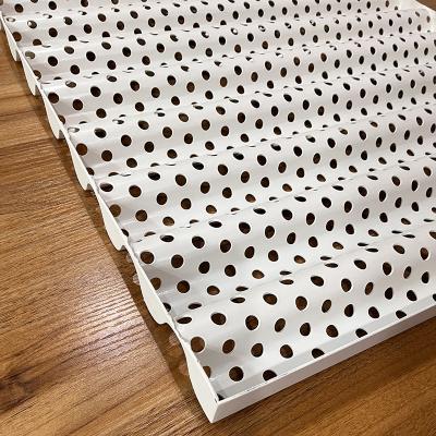 Cina Piatto insonorizzato dell'onda della lega del soffitto del metallo di alluminio perforato 800x800mm in vendita